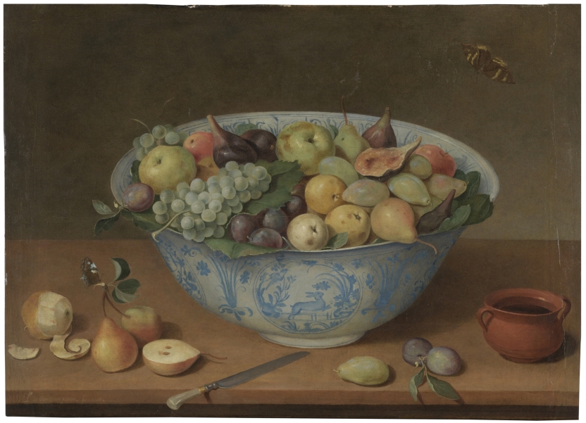 Bodegón con cuenco de cerámica azul y blanco con fruta y jarreta de ...
