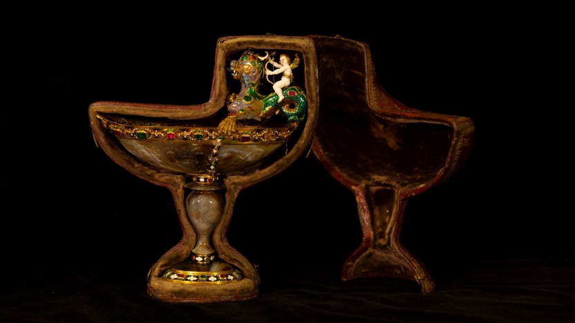 Case for boat-shaped agate cup with Cupid on a dragon - The Collection ...