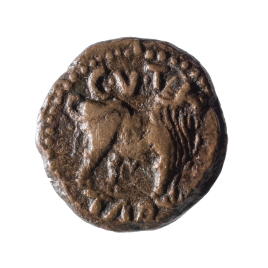 Cayo y Lucio sosteniendo un escudo / Toro - Colección - Museo Nacional ...