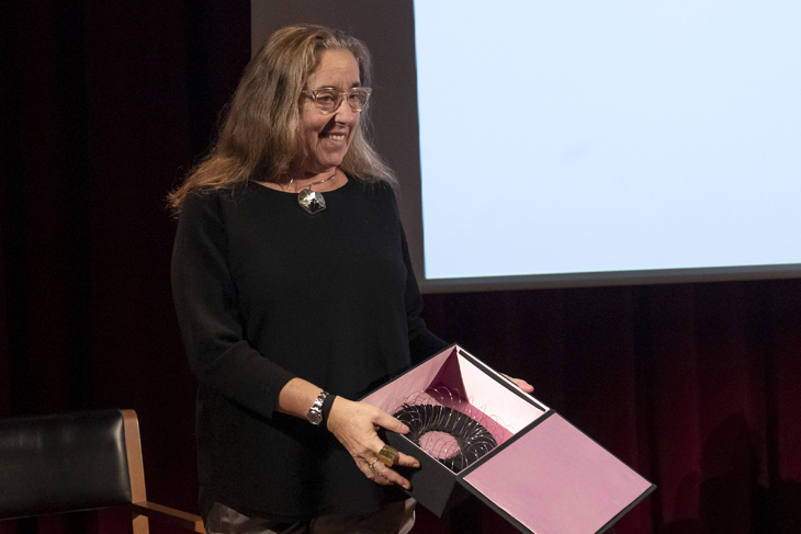 Manuela Mena recibe el Premio Fundación Amigos del Museo del Prado ...