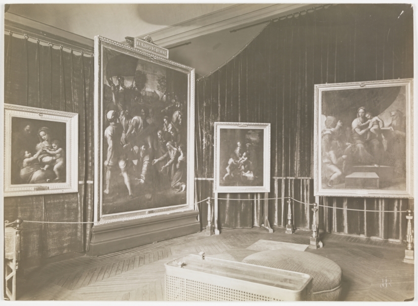 Museo del Prado, vista de una sala con obras de Rafael - Colección ...